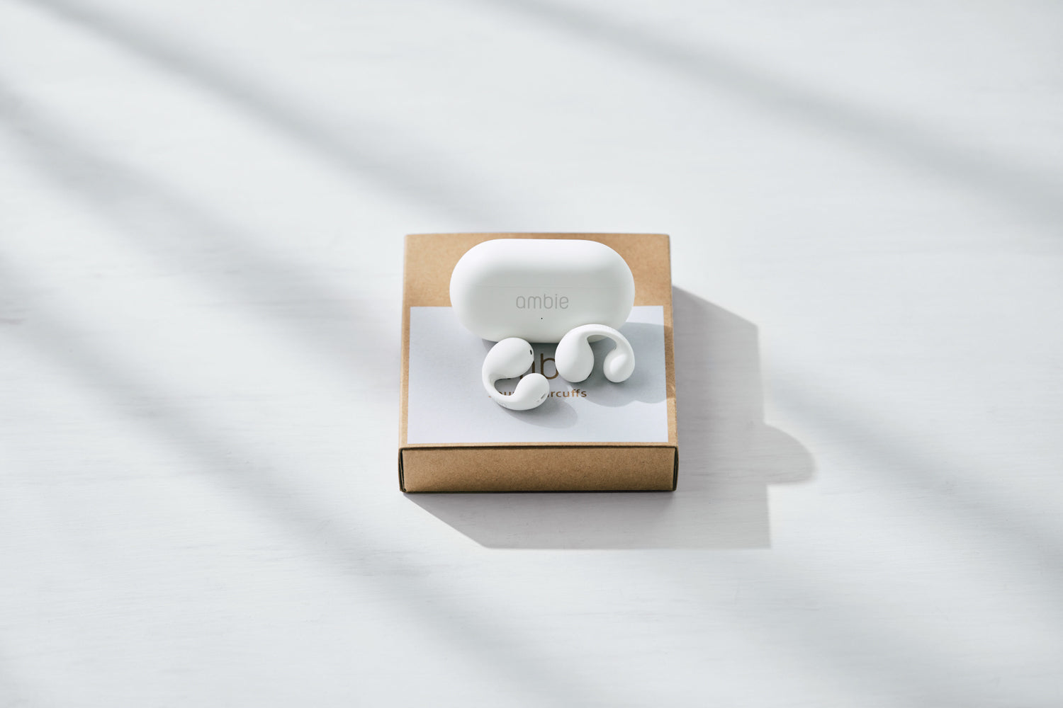 ambie sound earcuffs AM-TW02 White × White｜耳をふさがないながら聴きイヤホン ambie公式 ...